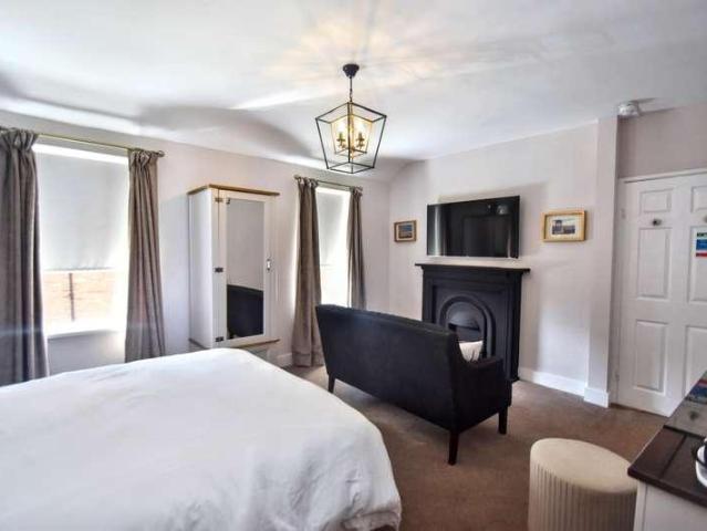 7 bed house for sale