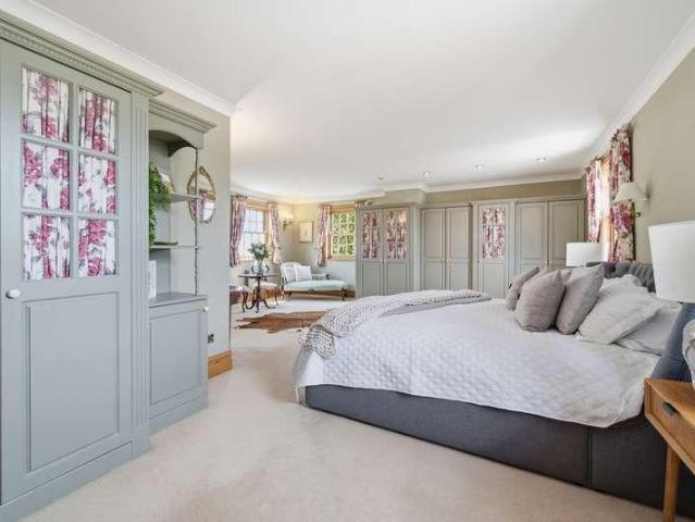 7 bed house for sale