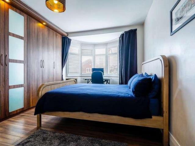 7 bed house for sale