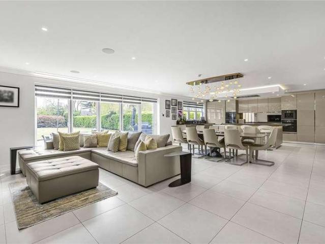 6 bed house for sale