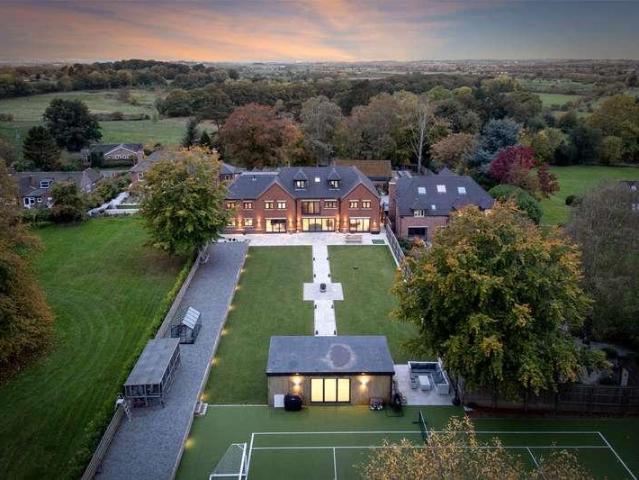 7 bed house for sale