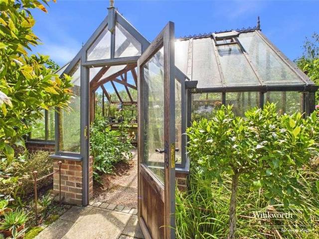 7 bed house for sale