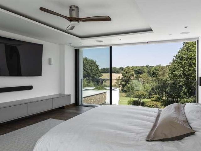 7 bed house for sale