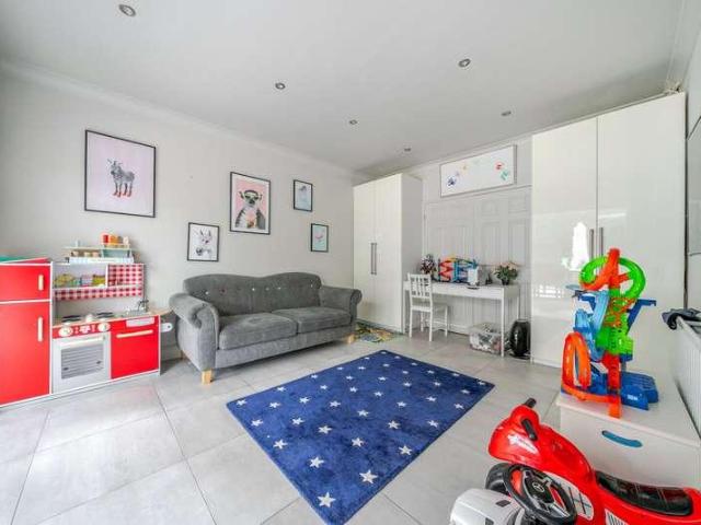 7 bed house for sale