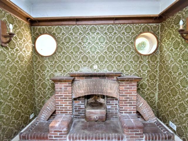 7 bed house for sale