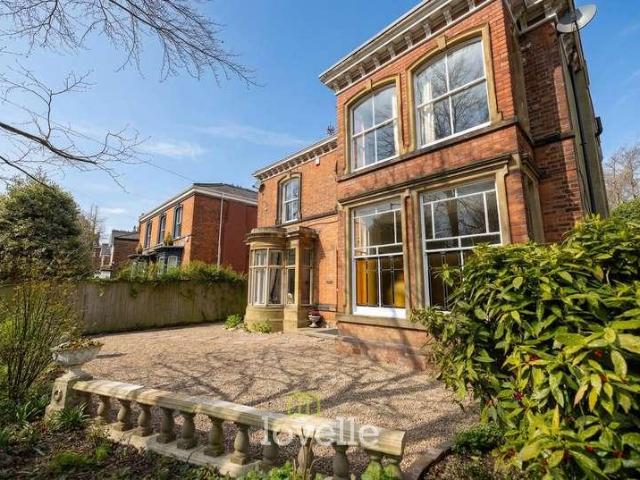 7 bed house for sale