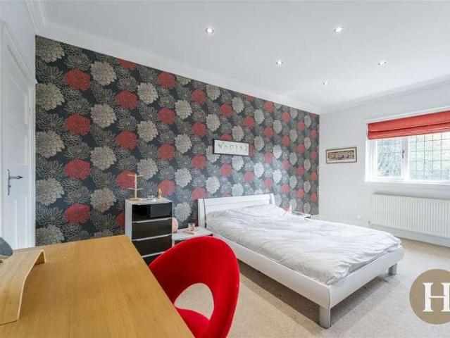 7 bed house for sale