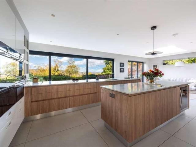 7 bed house for sale