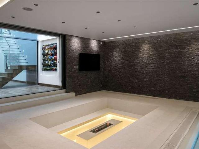 7 bed house for sale