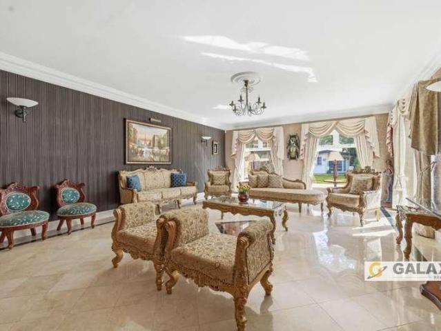 7 bed house for sale