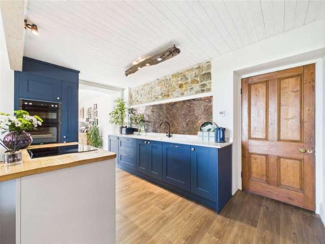 7 bed house for sale