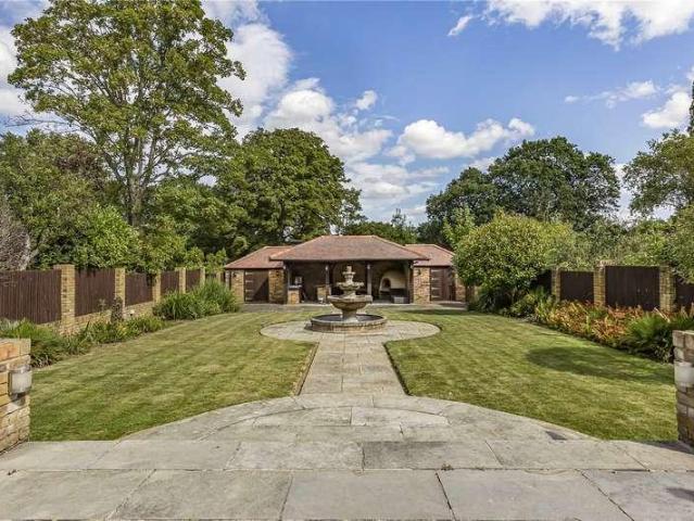 7 bed house for sale