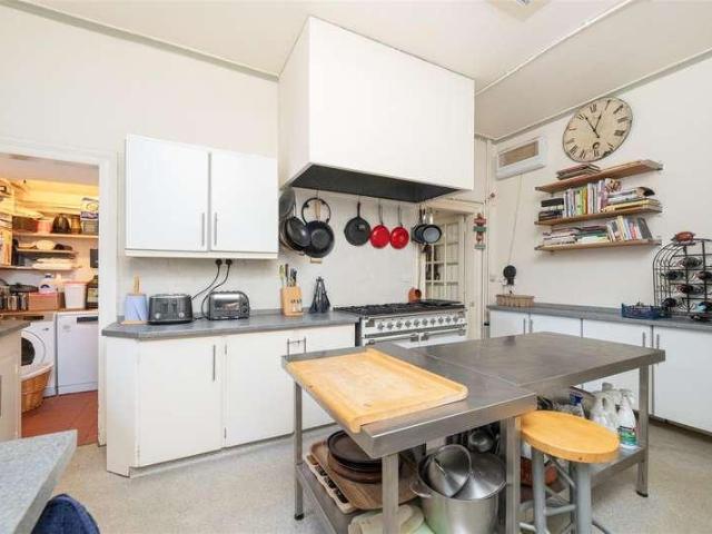 7 bed house for sale