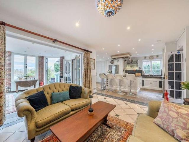 7 bed house for sale