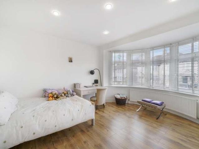 7 bed house for sale