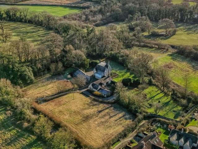 7 bed house for sale
