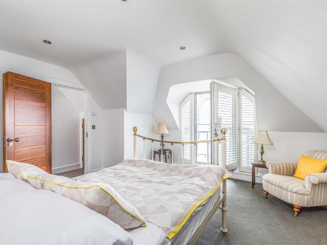7 bed house for sale
