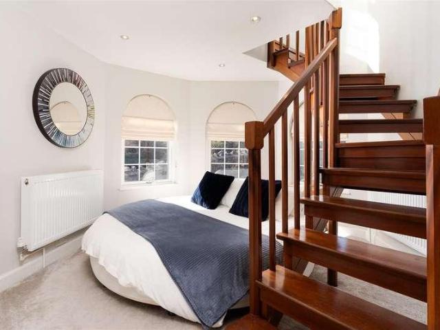7 bed house for sale
