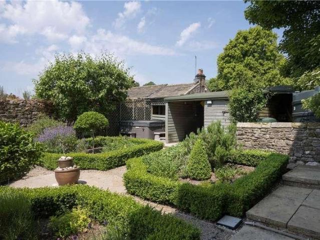 7 bed house for sale