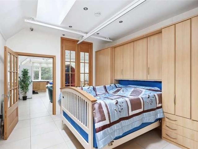 7 bed house for sale