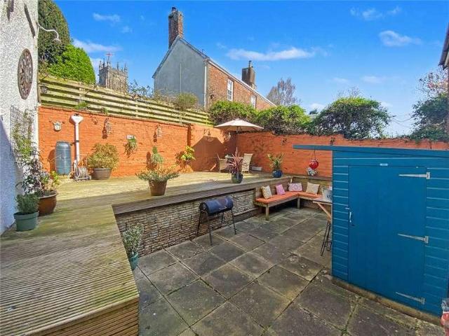 7 bed house for sale