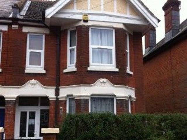 7 Bed House, NO FEES £85 great communal space and close to Uni+Shops
