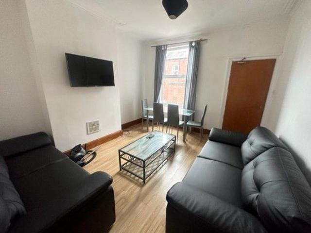 7 Bed Manor Drive, Hyde Park, Leeds