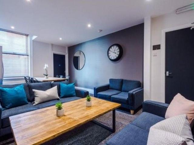 7 Bed Manor Drive, Hyde Park, Leeds