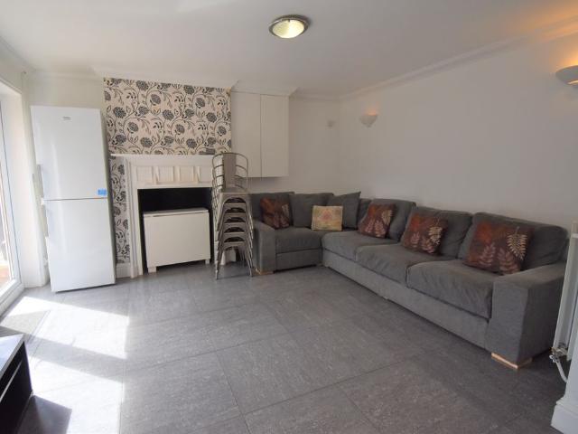 7 Bed Semi Detached House, Wokingham Road, RG6