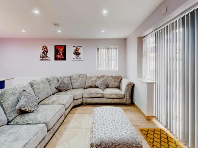 7 Bedroom 7 Bathroom Flat 7