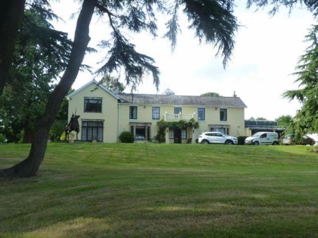 7 bedroom country house for sale