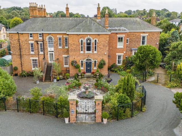 7 bedroom country house for sale