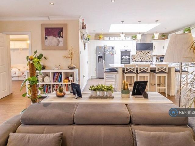 7 bedroom bungalow to rent