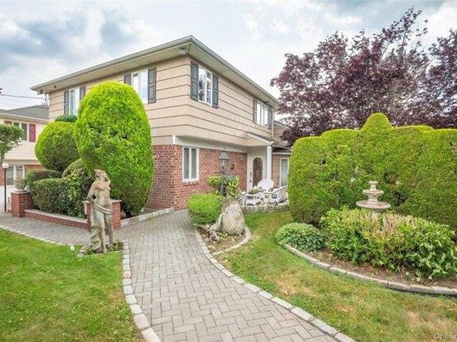 7 bedroom, Douglaston NY 11362 105205594