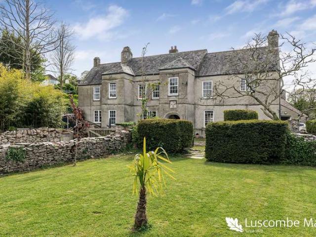 6 Bedroom Detached House