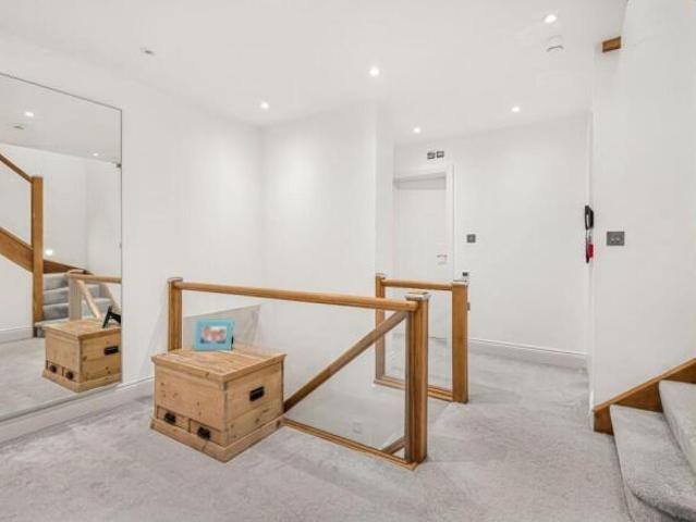 7 bedroom detached house for rent in Camlet Way, Barnet, EN4