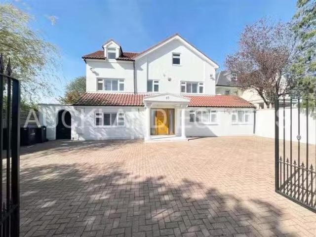 7 bedroom detached house for rent in Camlet Way, Hadley Wood.