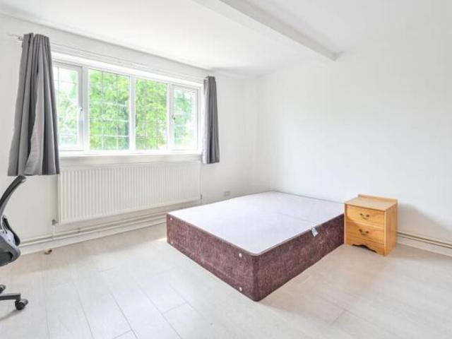 6 bedroom detached house for rent in Aldershot Road, Guildford, GU2