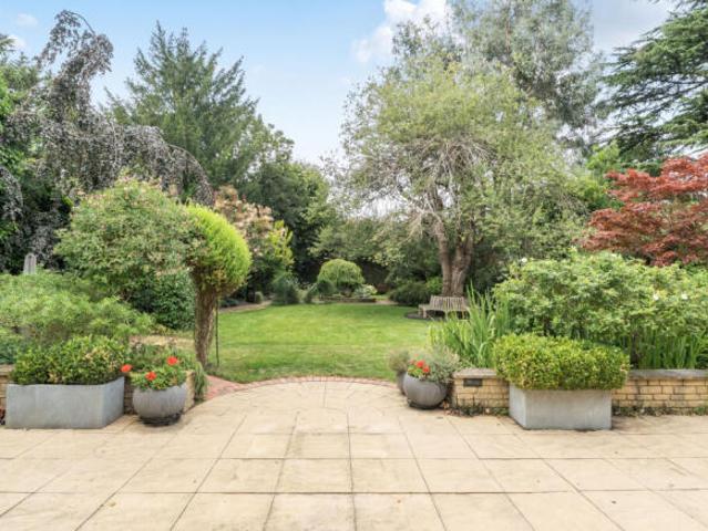 7 bedroom detached house for rent in Brampton Grove, Hendon, London, NW4