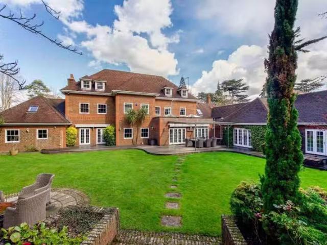 7 bedroom detached house for rent in Queens Drive, Oxshott, Le.