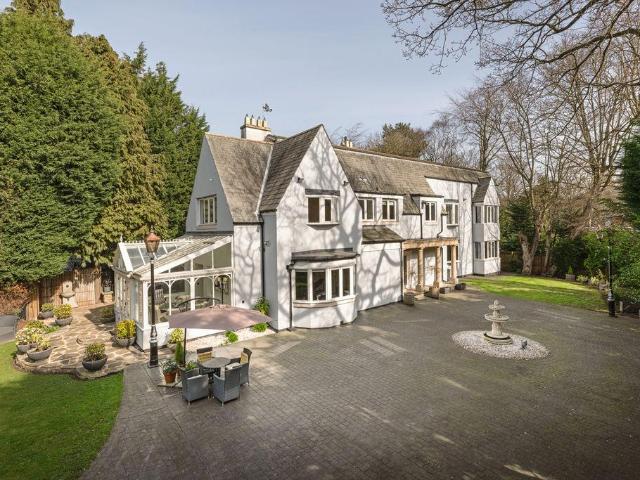 6 bedroom detached house for sale