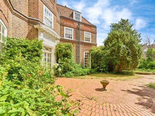 7 bedroom detached house for sale in Hillcrest Road, London, W5