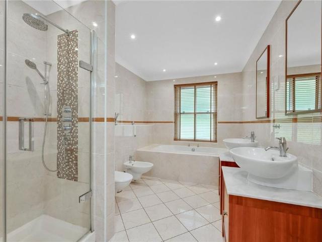 7 bedroom detached house to rent