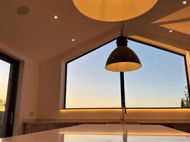 7 bedroom detached house to rent
