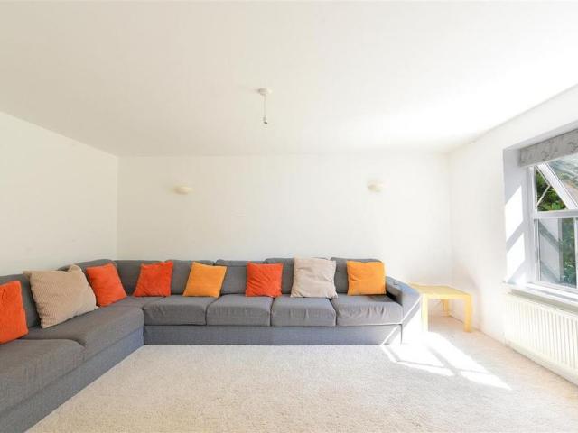 7 bedroom detached house to rent