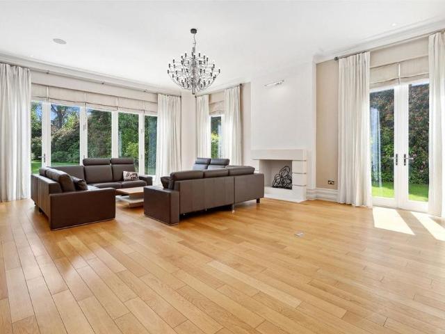 7 bedroom detached house to rent