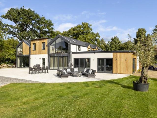 7 bedroom detached house to rent