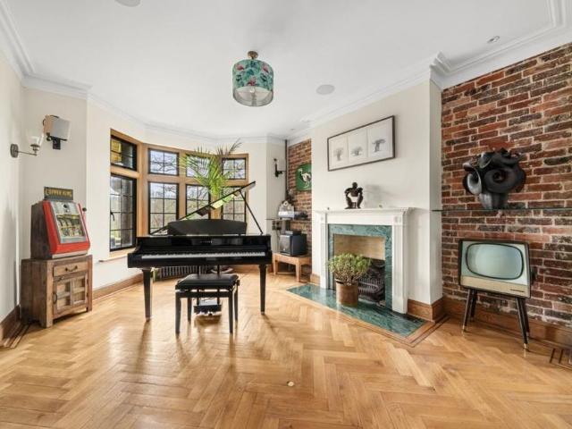 7 bedroom detached house to rent