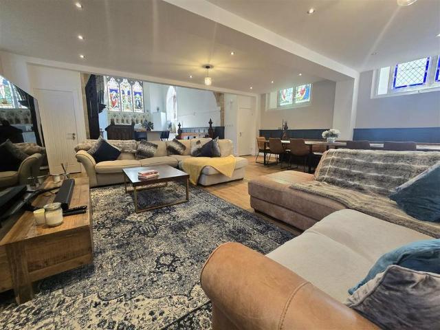 7 bedroom detached house to rent