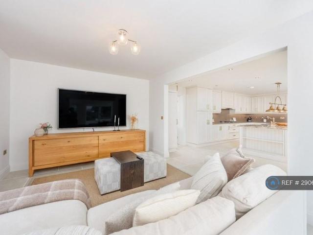 7 bedroom detached house to rent